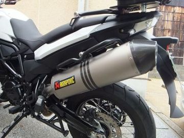 BMW F800GS AKRAPOVIC:アクラポビッチ e1仕様 スリップオンマフラー チタン(カーボンエンドサイレンサー)を使った、あっち ...