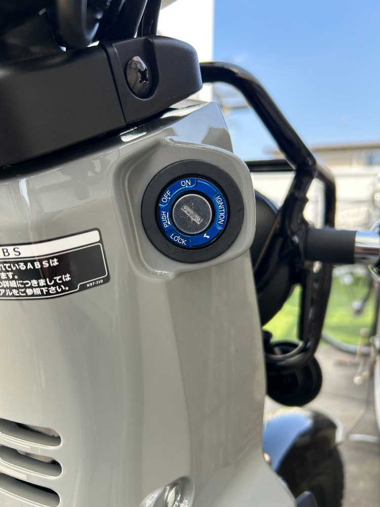 HONDA クロスカブ110 KITACO:キタコ キーボックスカバーを使った、テツさんのバイク用品インプレッションです。バイク用品レビュー、口コミ、適合情報、コスパや性能評価は「ウェビック」