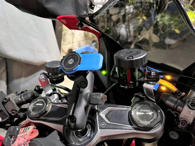 HONDA CBR650R Quad Lock:クアッドロック 衝撃吸収ダンパーを使った、十三さんのバイク用品インプレッションです。バイク用品 ...