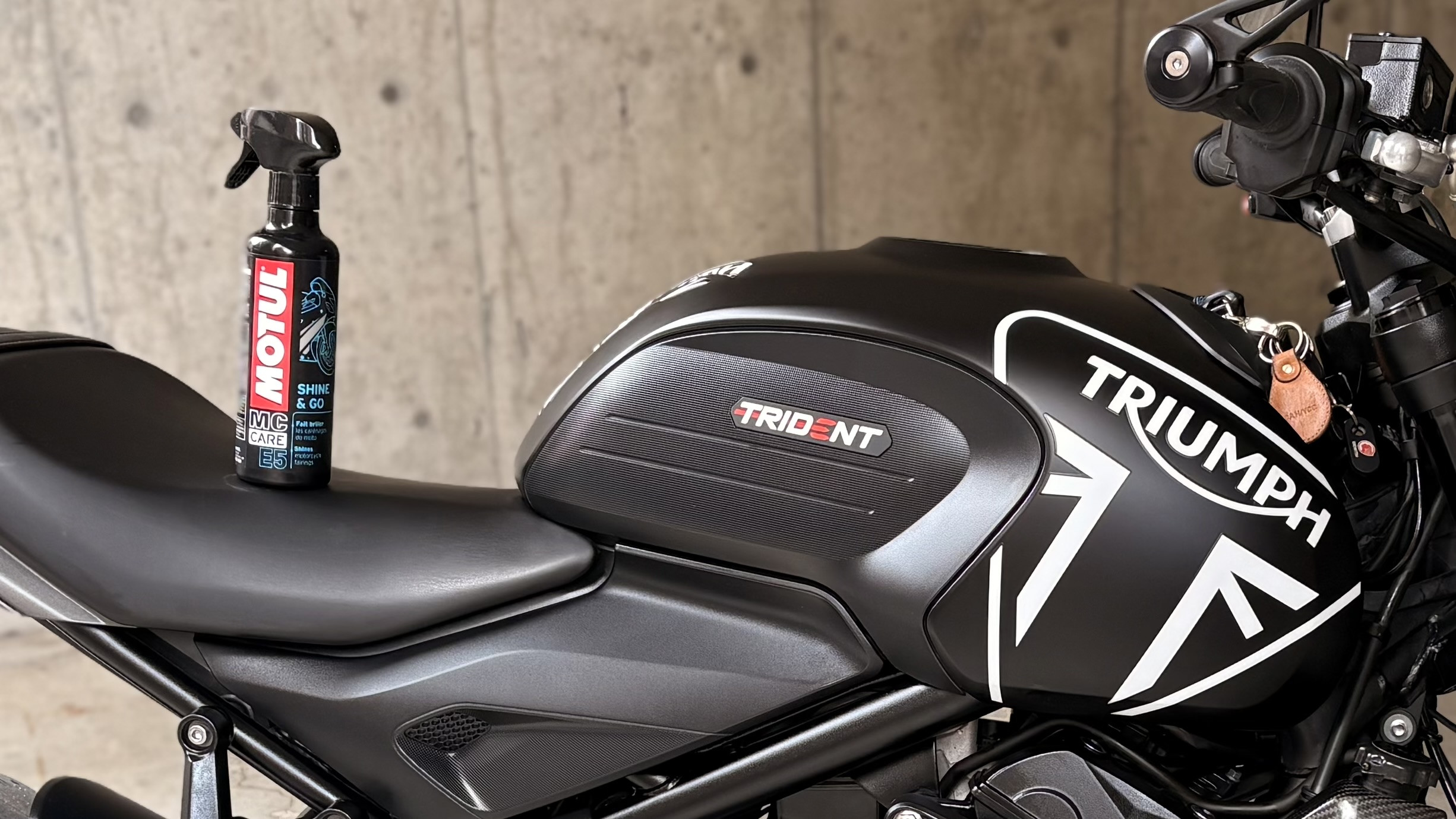 TRIUMPH TRIDENT 660 MOTUL:モチュール E5 SHINE ＆ GO(シャイン＆ゴー)【0.4L×1】を使った、みかち ...