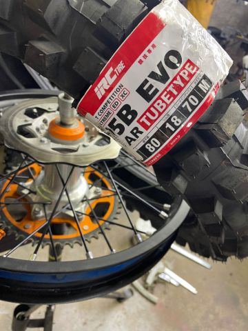 KTM 250EXC SIXDAYS IRC:アイアールシー M5B EVO【140/80-18 70M WT】タイヤを使った、tripleR ...