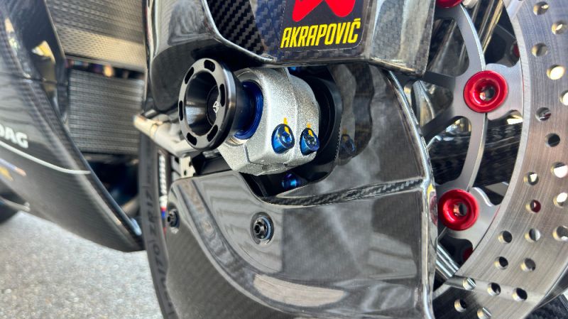 BMW M1000RR GILLES TOOLING:ギルズツーリング GTA ホイールスライダーを使った、非公開ユーザーさんのバイク用品 ...