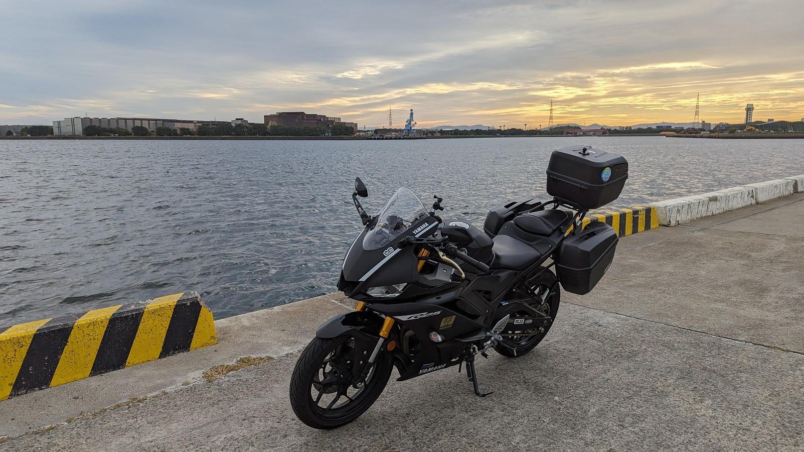 YAMAHA YZF-R25 MOTOCO:モトコ オリジナル GIVI E22 専用ホルダーを使った、待宵九十九さんのバイク用品インプレッションです。バイク用品レビュー、口コミ、適合情報、コ ...