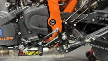 KTM 690 DUKE R BABYFACE:ベビーフェイス バックステップキットを使った、珍獣ビビバンゴさんのバイク用品インプレッション ...