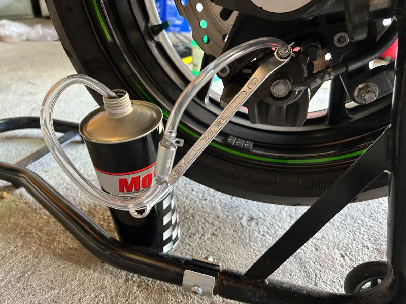 KAWASAKI Z1000 (水冷) Kawasaki:カワサキ ブレーキフルード DOT-4を使った、じさんのバイク用品インプレッションです。バイク用品レビュー、口コミ、適合情報、コスパや ...