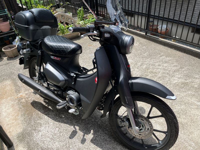 HONDA スーパーカブC125 SP武川:SPタケガワ クッションシートカバーを使った、カズオさんのバイク用品インプレッションです。バイク用品レビュー、口コミ、適合情報、コスパや性能評価は ...