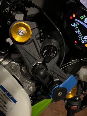 KAWASAKI ZX-6R Quad Lock:クアッドロック フォークステムマウントを使った、かずやさんのバイク用品インプレッションです ...