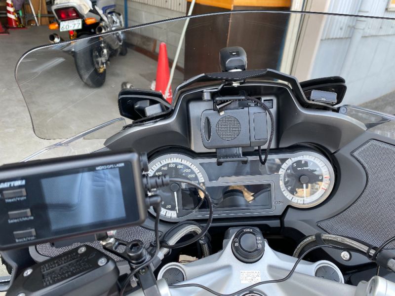 BMW R1200RT TOURATECH:ツアラテック 専用USBケーブル(iPhone)を使った、リターンCBさんのバイク用品 ...