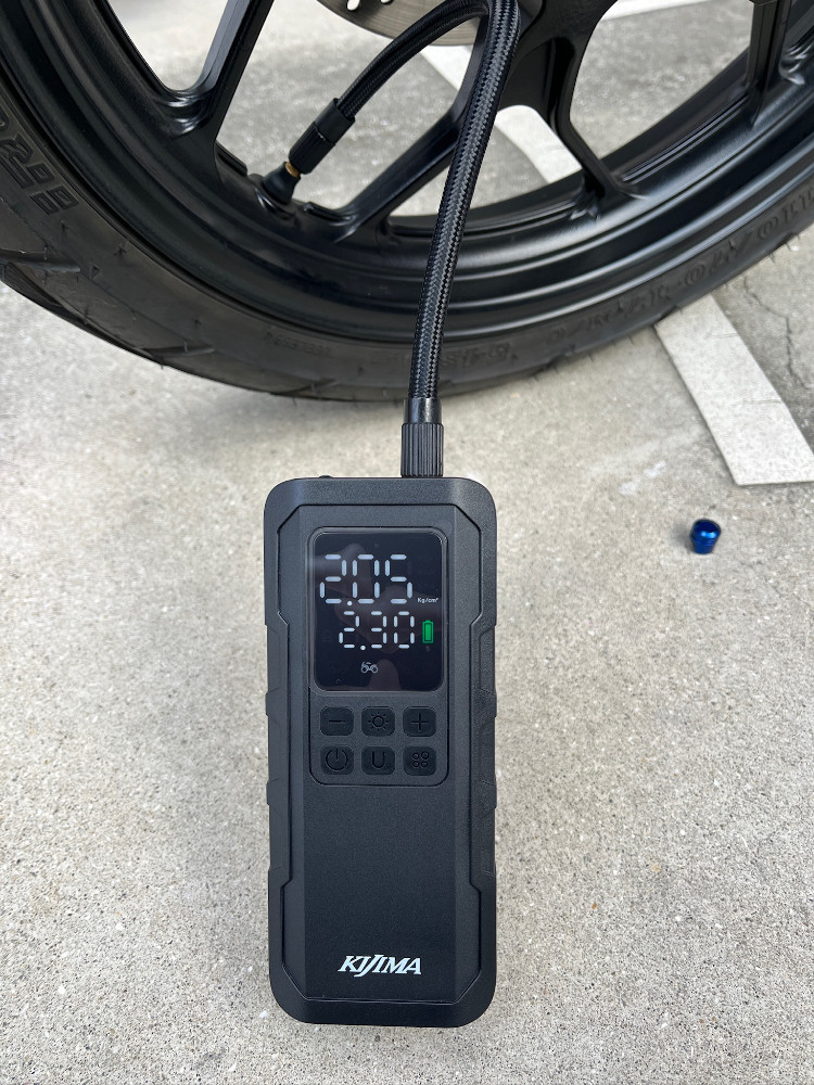 YAMAHA XSR125 KIJIMA:キジマ High-power スマートエアポンプ JP03 ChargedbyUSB-C QuickConected BKを使った、かぶとえびさんの ...