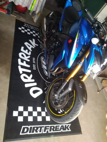 SUZUKI GSX-S1000 DIRTFREAK:ダートフリーク レーシングフロアマットを使った、ジナさんのバイク用品インプレッションです。バイク用品レビュー、口コミ、適合情報、コスパや ...