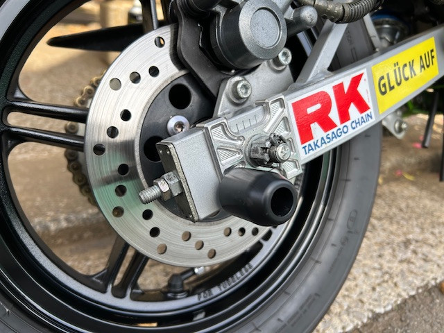 KAWASAKI KSR-2 BEET:ビート リアアジャスタープレートキットを使った、ジェロニモさんのバイク用品インプレッションです。バイク用品レビュー、口コミ、適合情報、コスパや性能評価は ...